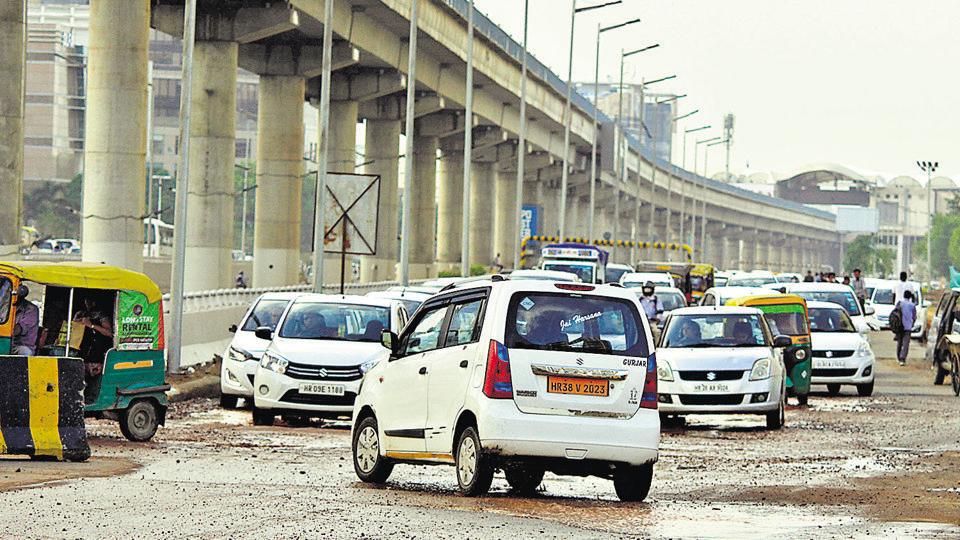 Gurugram’s infamous wrong side driving, a cause of concern - Hindustan ...