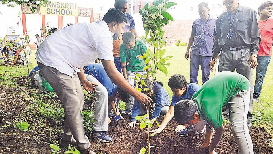 Pune residents dedicate weekends to a green cause | Hindustan Times
