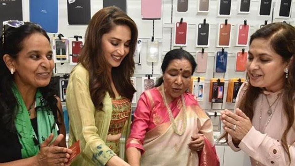 Asha Bhosle, Madhuri Dixit cut a cake on Lata Mangeshkar’s birthday in ...