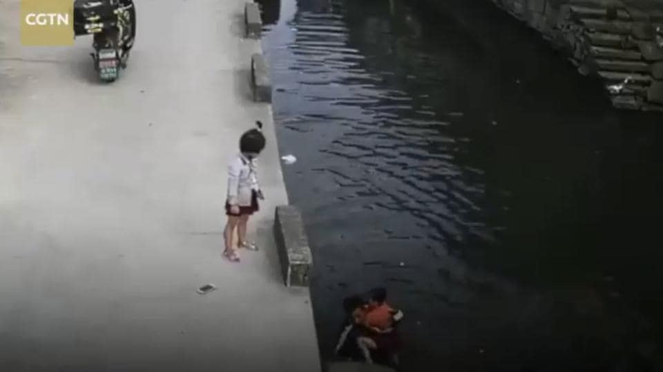 Delivery man hailed as hero for saving little girl from river in China ...
