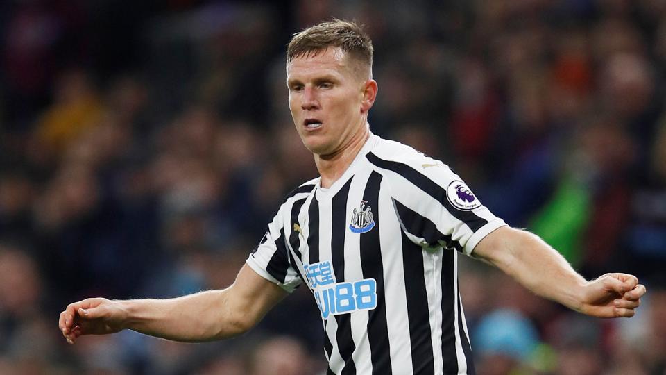 Newcastle United’s Matt Ritchie misses open goal from three yards ...