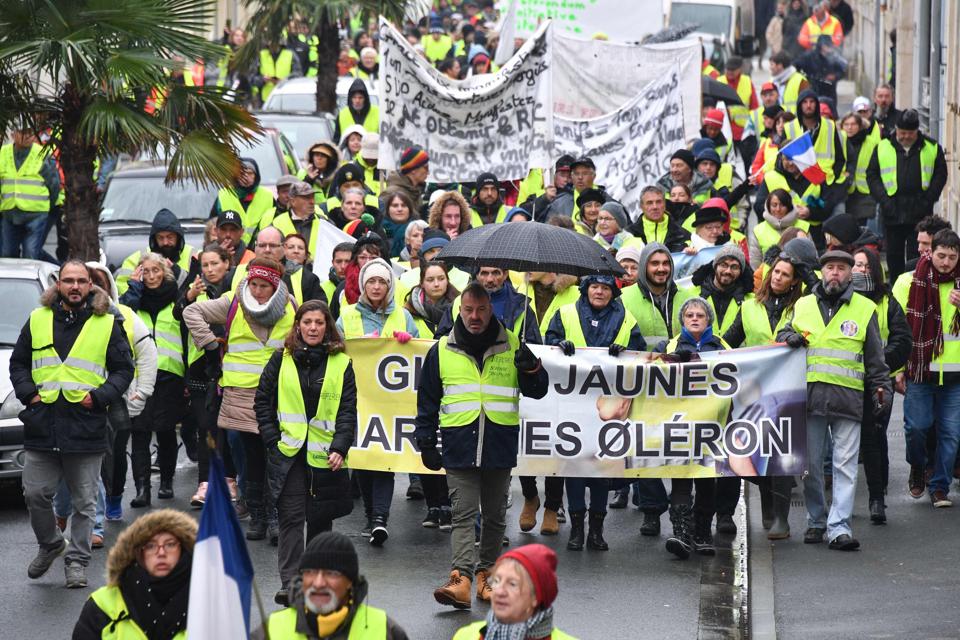Thousands of French ‘yellow vests’ protest for fifth Saturday | World News