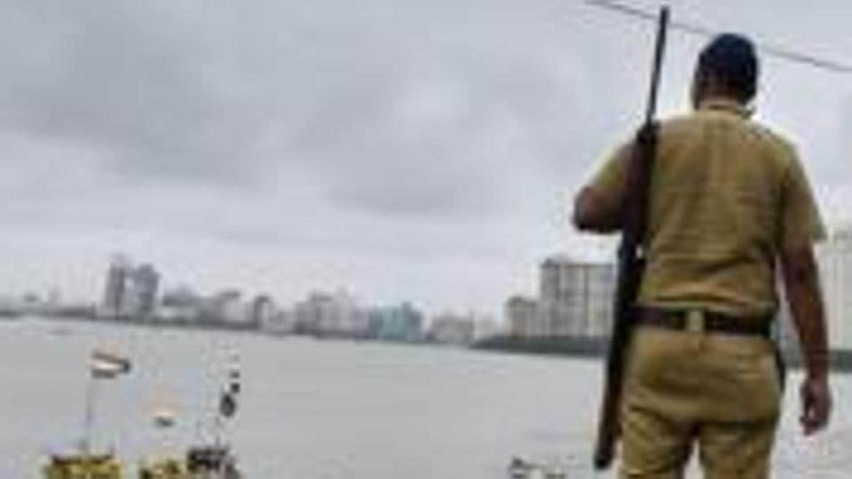 Mumbai cop intervenes in brawl, is beaten up by fighting men | Mumbai ...