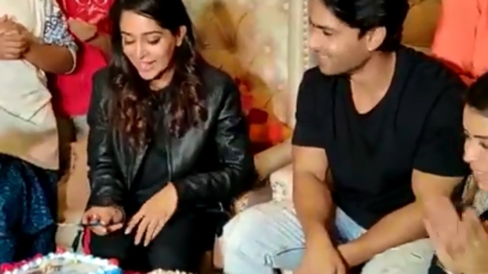 Bigg Boss 12 winner Dipika Kakar gets grand welcome with flowers and ...
