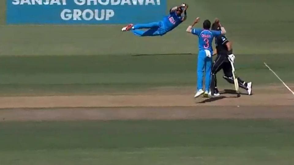 India vs New Zealand: Hardik Pandya takes a stunning catch to dismiss Kane Williamson - Watch ...
