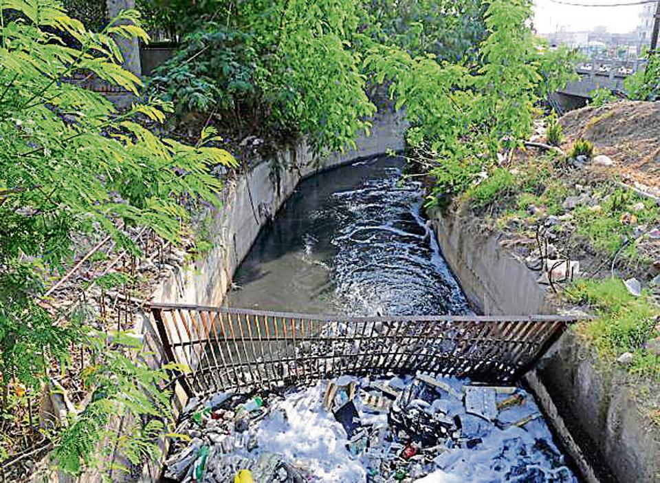 Gurugram civic bodies told to stop waste dumping in drains - Hindustan Times