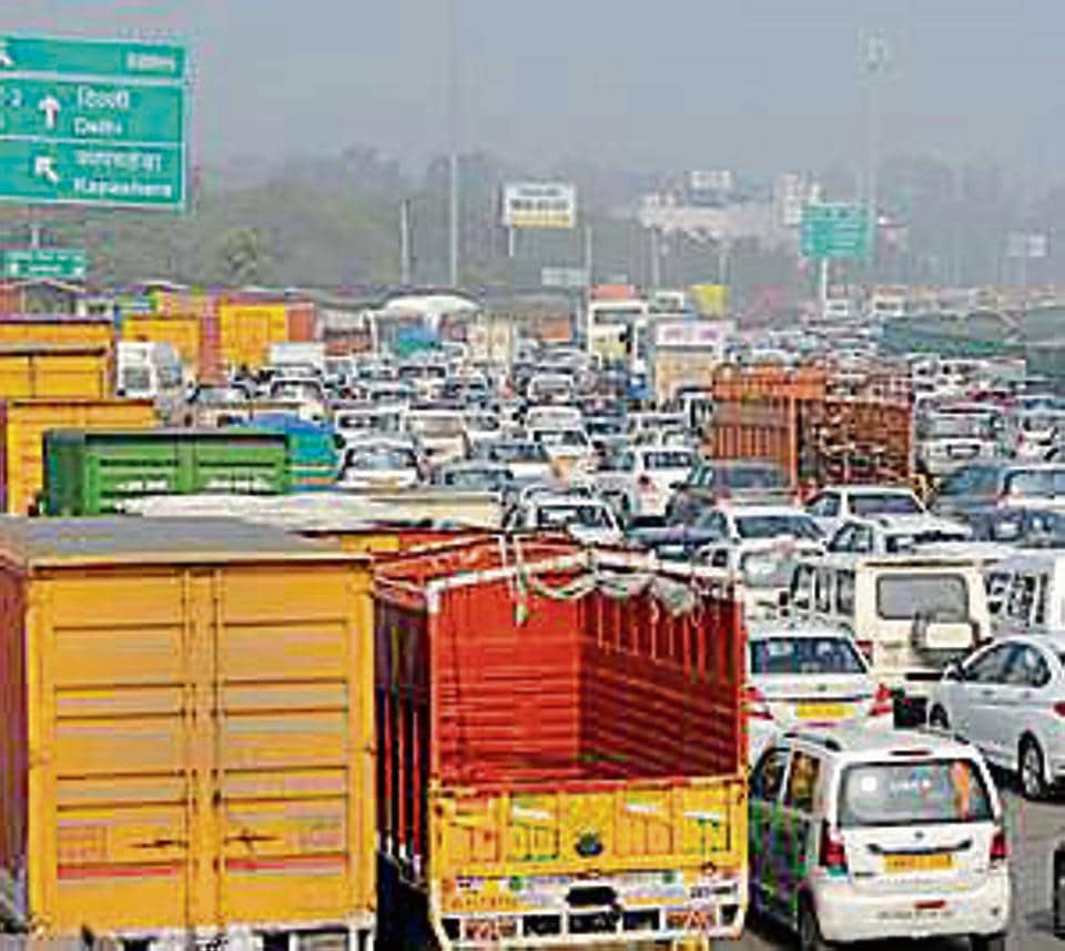 Tussle between taxi drivers and MCD toll operators stall traffic on ...