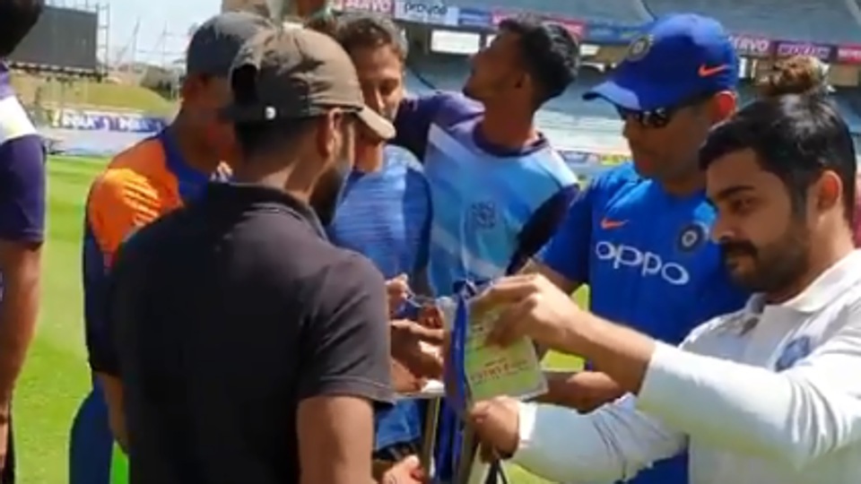 India vs Australia: MS Dhoni signs autographs and clicks photos with ...