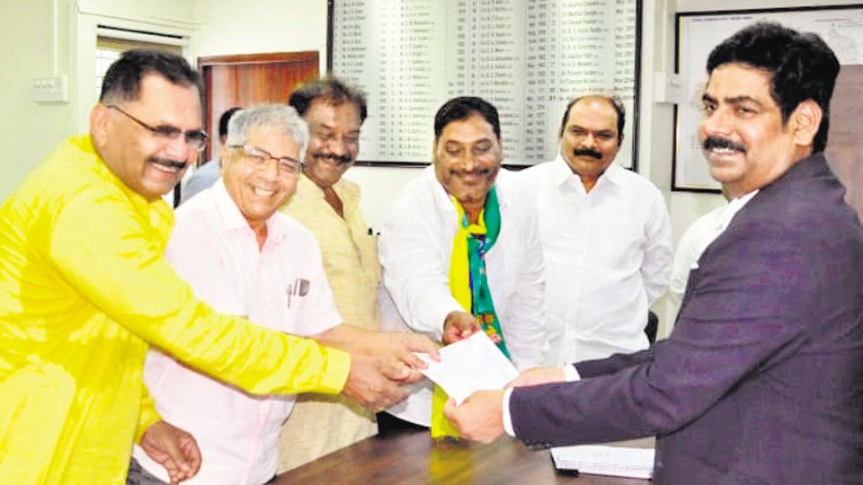 Lok Sabha Elections 2019: Solapur constituency gears up for triangular ...