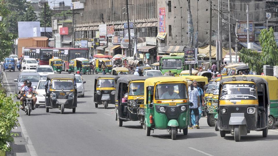 Three Killed As Speeding Auto Hits Divider On Mathura Road Latest