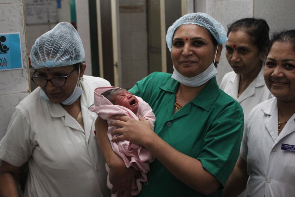 20-year-old goes into labour on train, delivers baby in ₹1 clinic at ...
