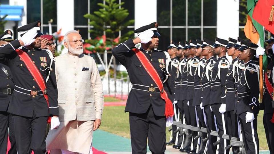 PM Modi receives Maldivian guard of honour on 1st foreign trip after ...