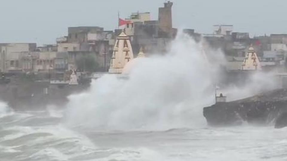 Cyclone Vayu Highlights: Power supply disrupted in 560 Gujarat villages ...