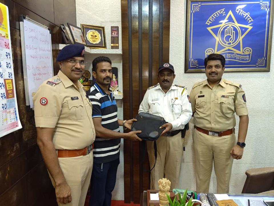 Thane traffic cop finds bag with ₹1 lakh, returns it to owner | Mumbai news