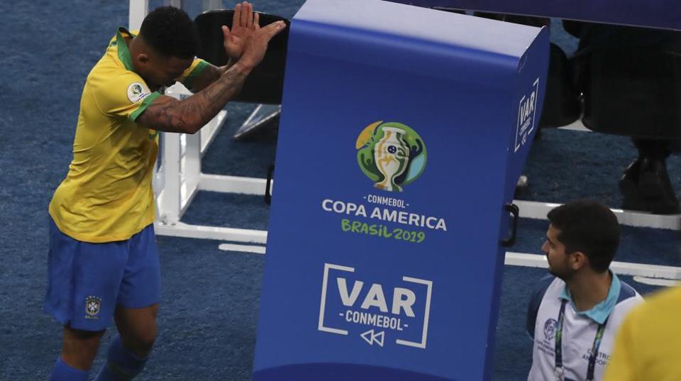 VAR won’t take tough stance on handballs in Premier League - referees ...