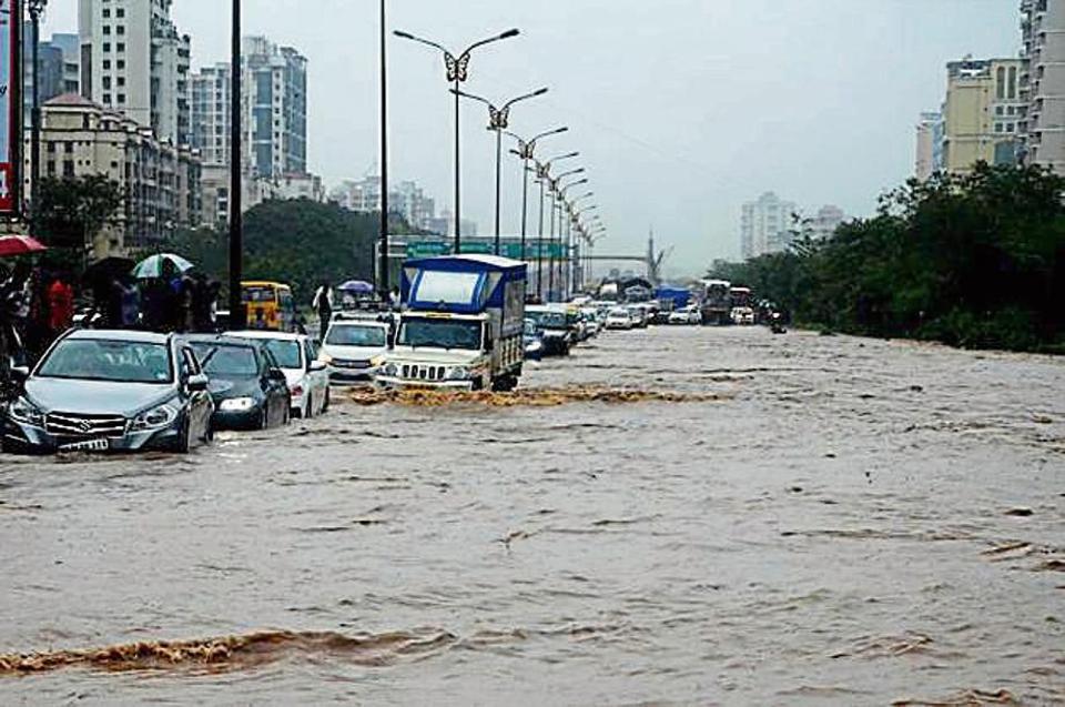 Streets, police, railway stations flood in Mumbai Metropolitan Region ...