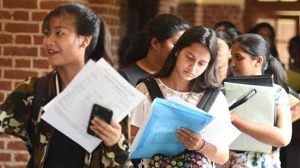 39%of students who have taken admission in DU are from Delhi ...