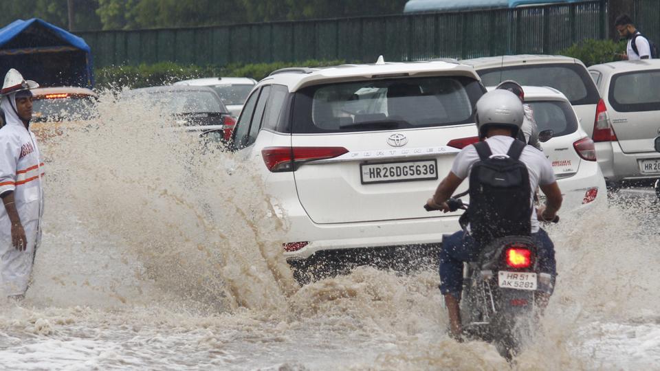 Fresh spell of rain floods major road arteries, triggers traffic jams ...