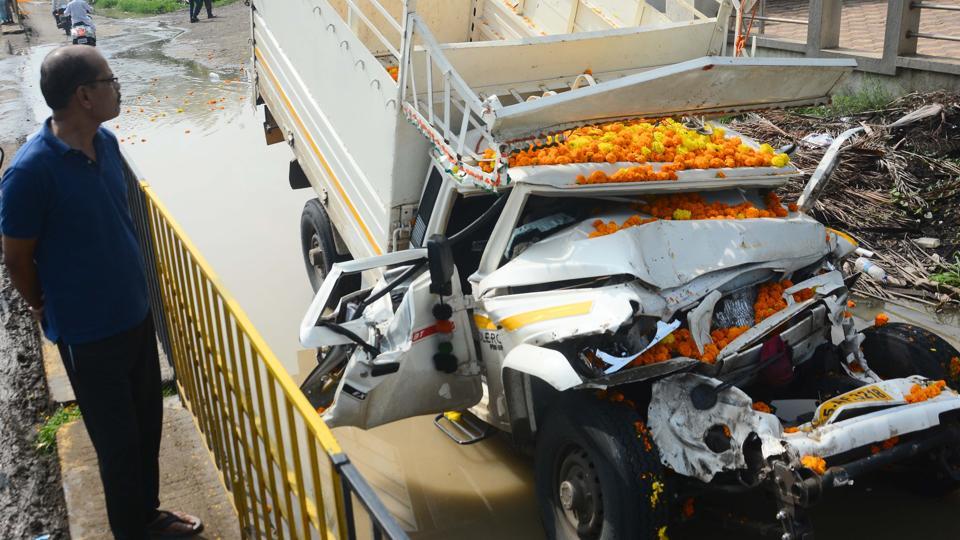 Two injured in another collision on Pune-Solapur highway - Hindustan Times