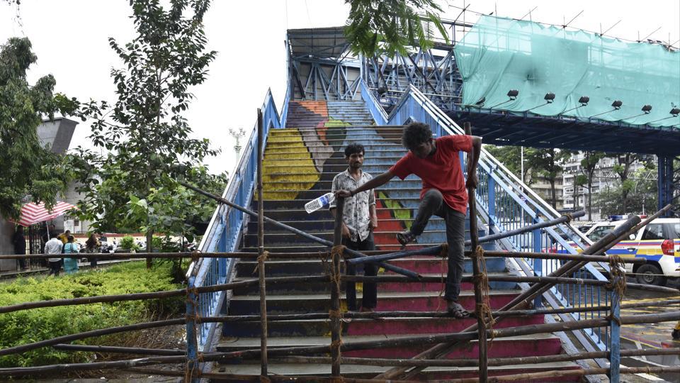 One more unsafe foot overbridge leading to Girgaum Chowpatty shut ...