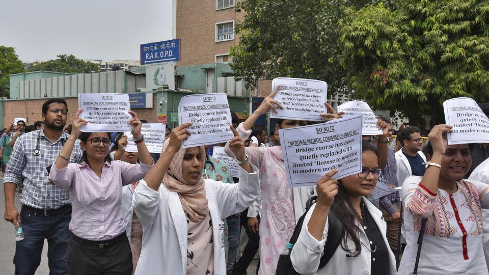 Govt doctors in Delhi refuse to budge against NMC, strike enters third ...