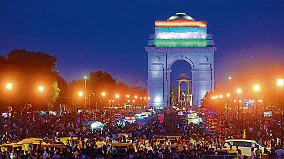 Chaos at India Gate as over a lakh gather on I-Day, Raksha Bandhan ...