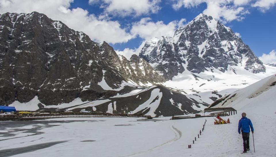 Manimahesh pilgrimage begins; 30,000 take holy dip in lake | Latest ...