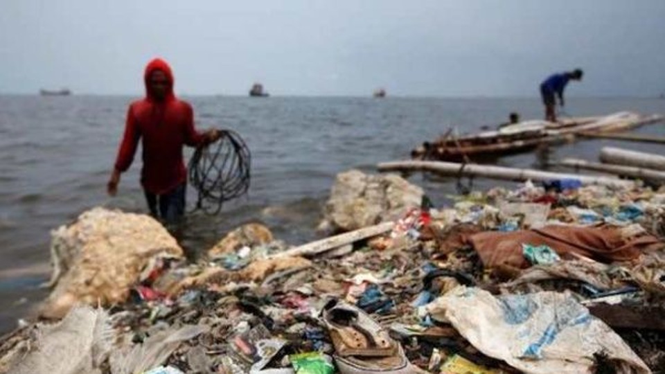 Indonesia sends back hundreds of shipping containers full of waste ...
