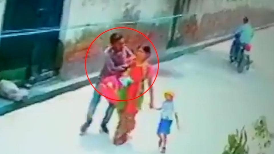 Delhi chain-snatching incident caught on CCTV, investigation underway ...