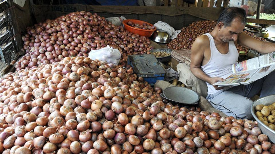 Government bans onion export, puts limits on stocks amid rising prices | Hindustan Times