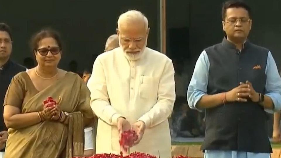 PM Modi pays tribute to Lal Bahadur Shastri at Vijay Ghat in Delhi ...