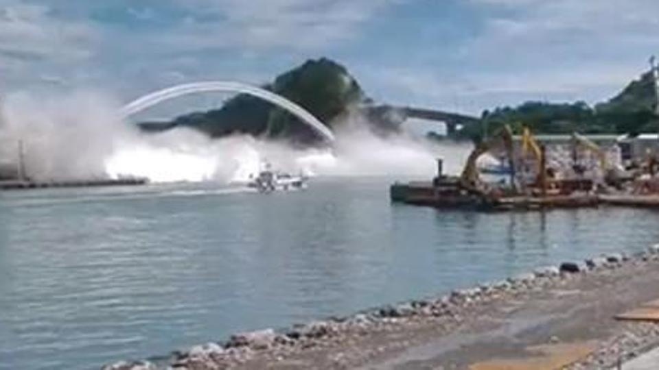 Terrible tragedy: Taiwan bridge collapse caught on camera | Hindustan Times