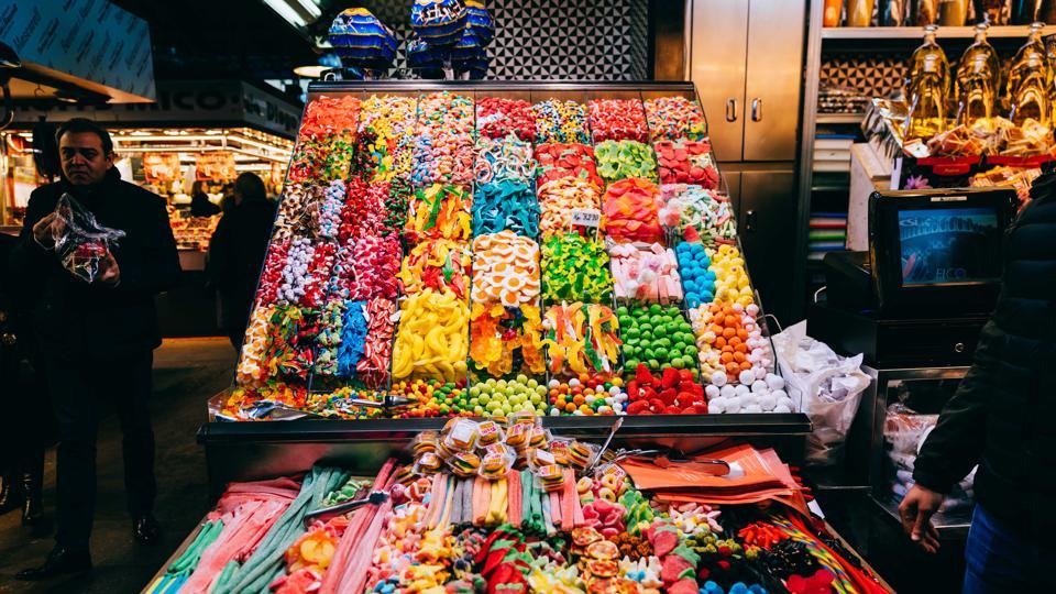 Hong Kong’s candyman charms kids with toys made of candy | Trending