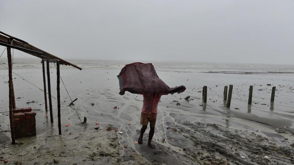 Hundreds of thousands evacuated as cyclone Bulbul hits Bangladesh ...