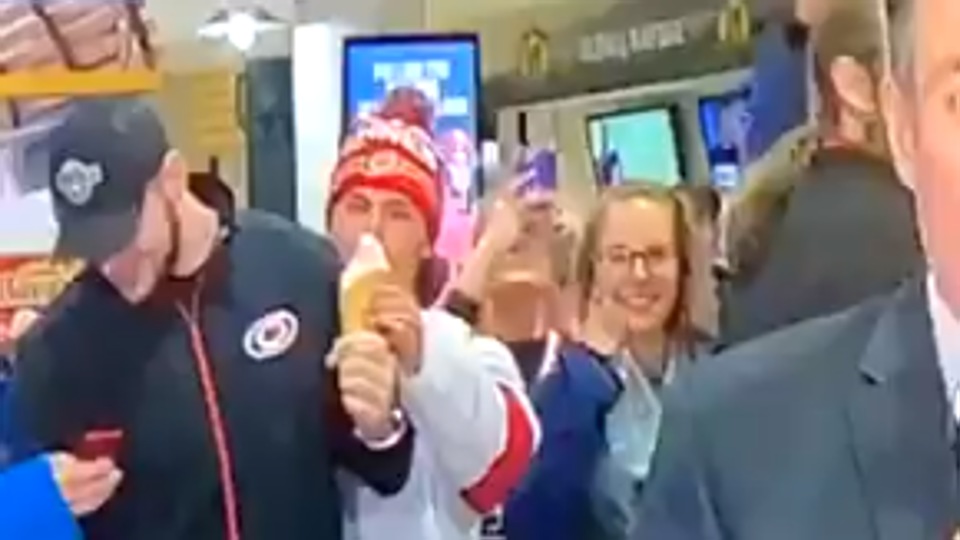 Man steals ice cream during news report, hilarious crime caught on ...