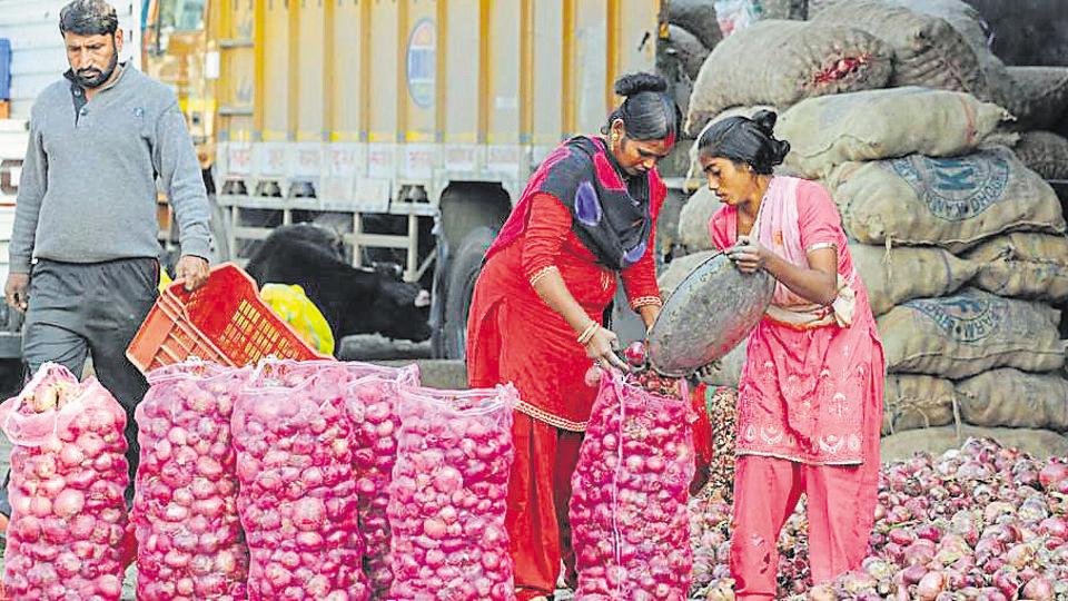 Bengal government starts selling onion from ration shops | Kolkata