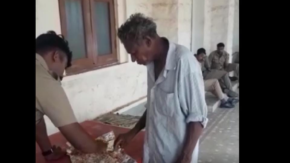 Video Of Kerala Police Officer Sharing Food With Man Goes Viral Trending