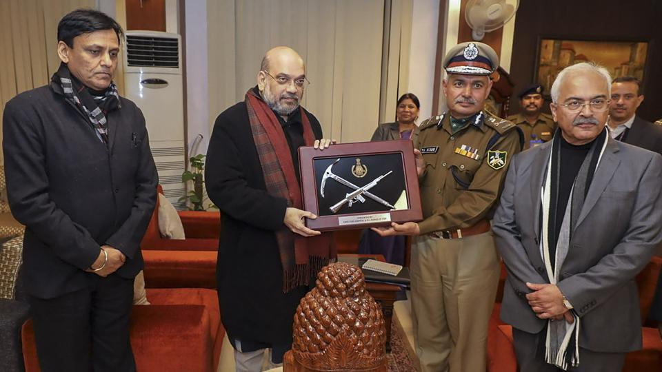 Home Minister unveils new insignia for CRPF’s VIP security wing | India ...