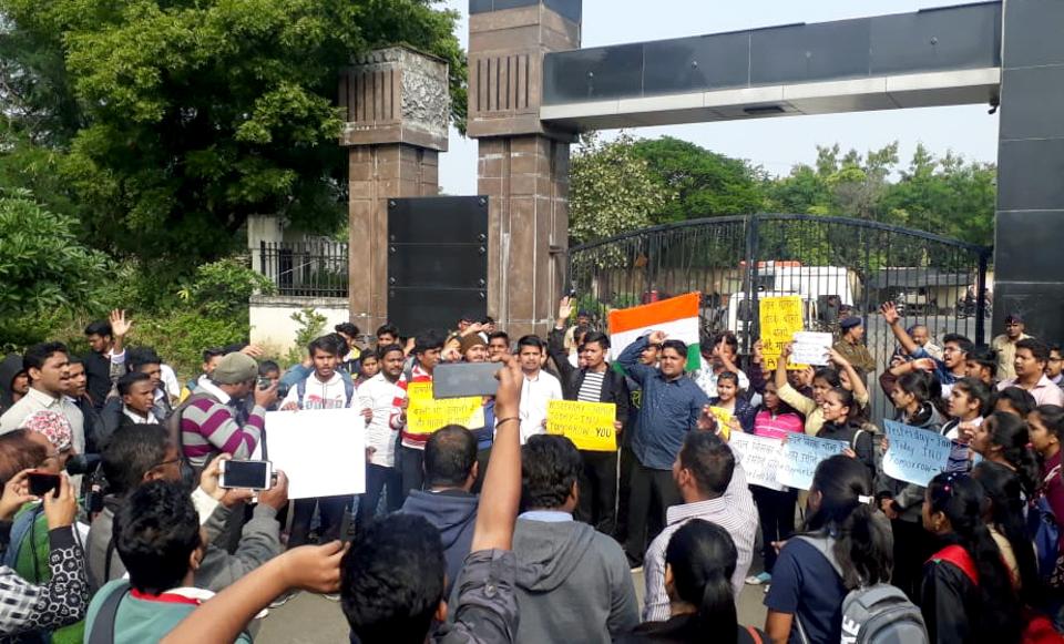 ABVP stages protest in Nagpur over JNU violence | Latest News India