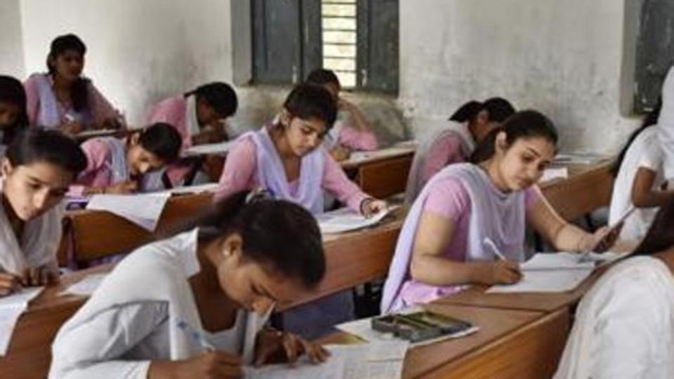 Student forgets exam admit card, policeman travels 5km to bring it ...