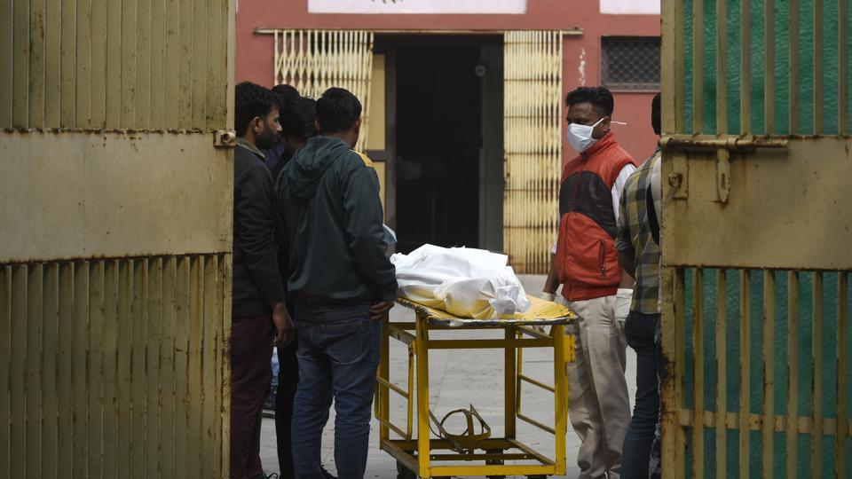 Delhi riots: At mortuaries, unending wait to identify the dead | Latest ...