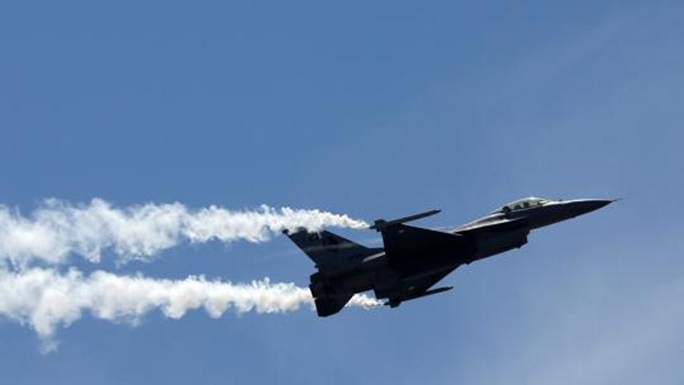 Pakistan Air Force F-16 crashes in Islamabad during national day fly ...
