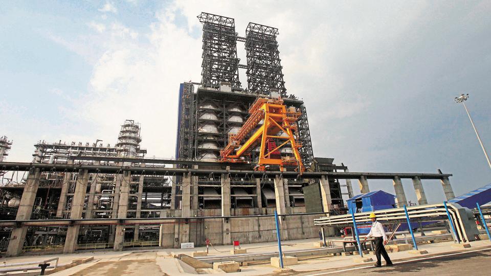 Oil’s slide favours India’s bonds versus Indonesia: Report | Hindustan ...