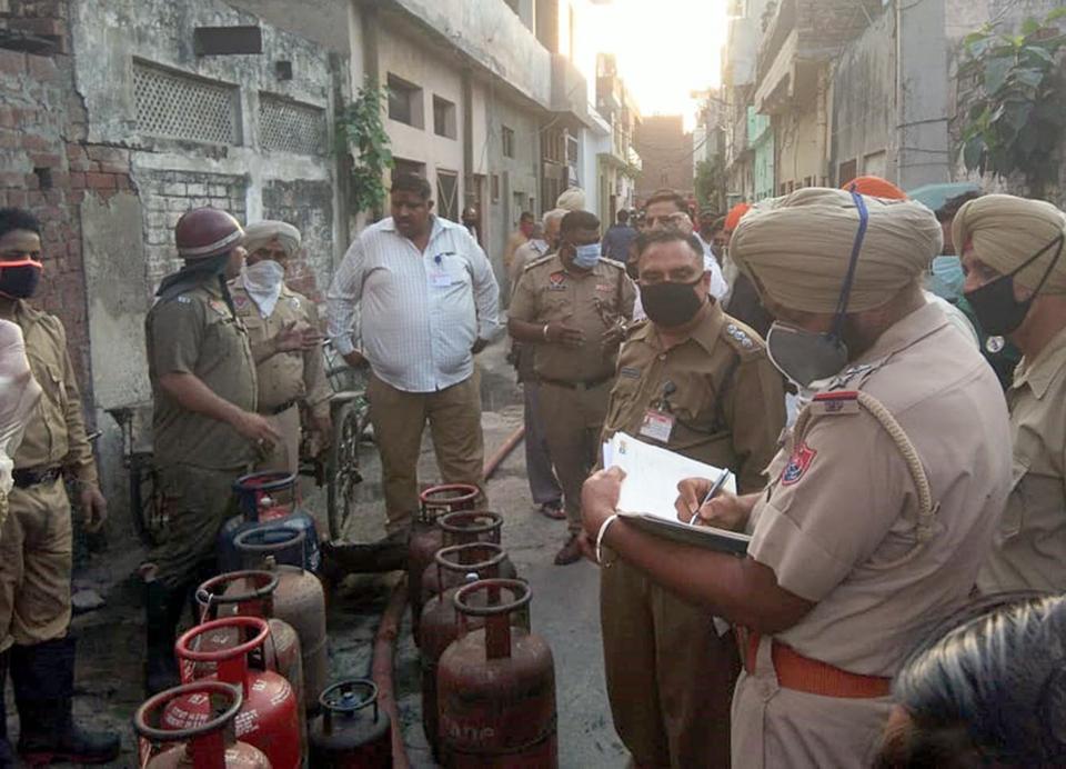 Close shave for 50 as LPG cylinder catches fire in Nanak Nagar ...
