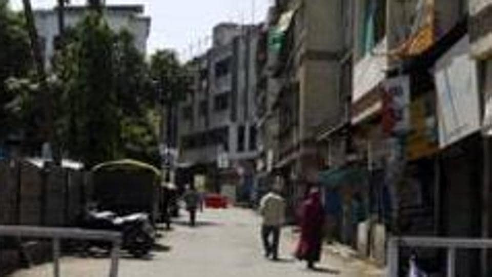 This Pune medical officer stays by the deceased in their final journey ...