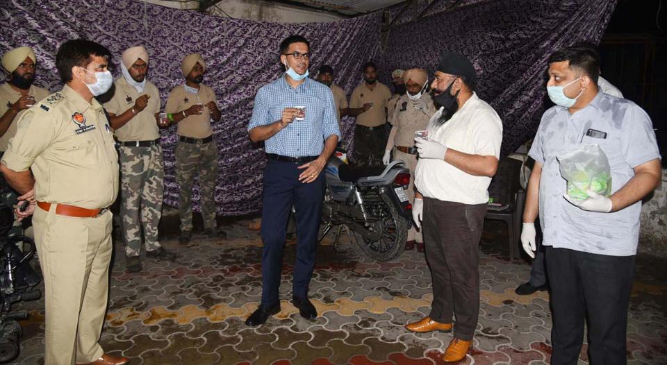 Police distribute tea, snacks to cops on night duty | Hindustan Times