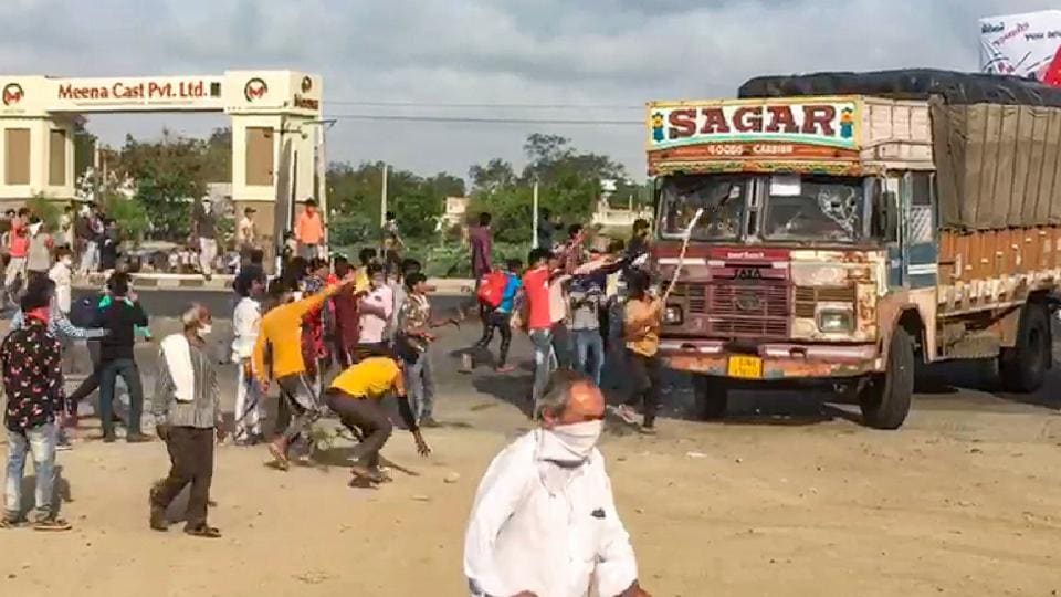 Gujarat cops and labourers clash in Rajkot, it was about three Shramik ...