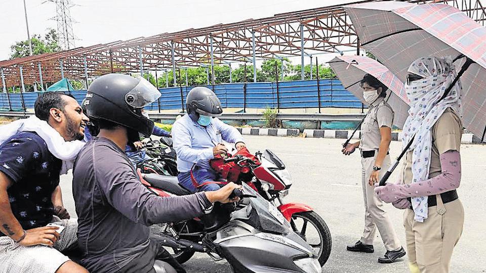 As Delhi shuts its borders with Gurugram, commuters face difficulties ... As Delhi shuts its borders with Gurugram, commuters face difficulties ...