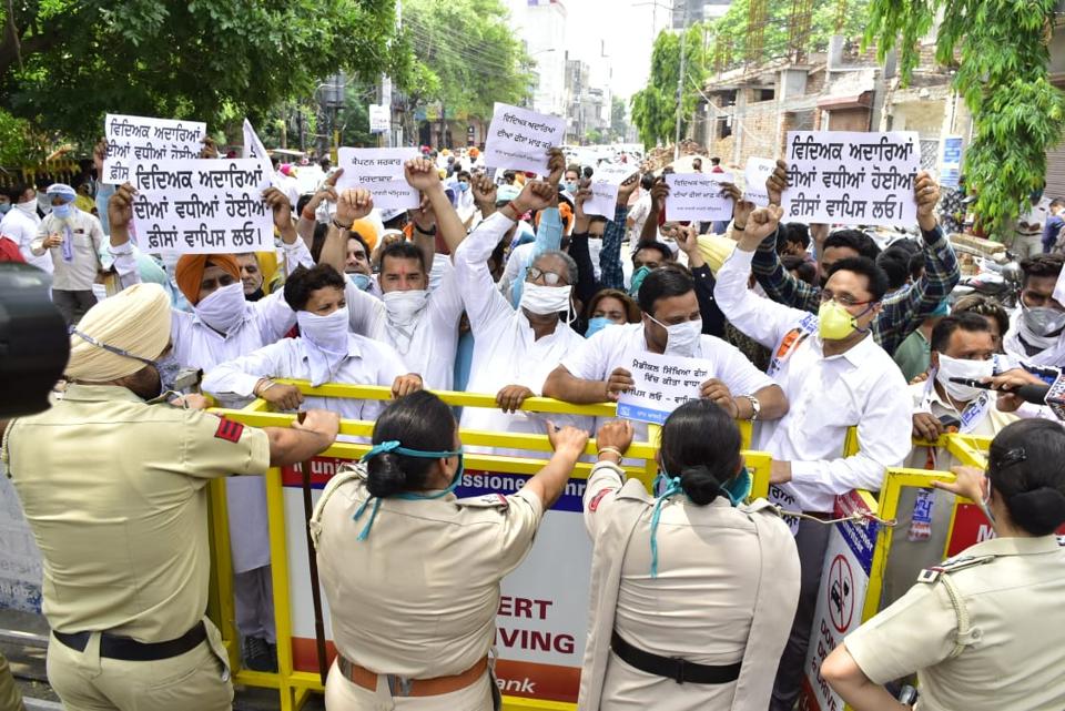 MBBS fee hike: GMC doctors, AAP workers stage protest in Amritsar ...