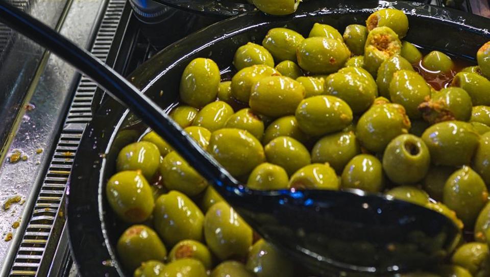 60-year-old woman prepares stuffed olives while undergoing a brain ...
